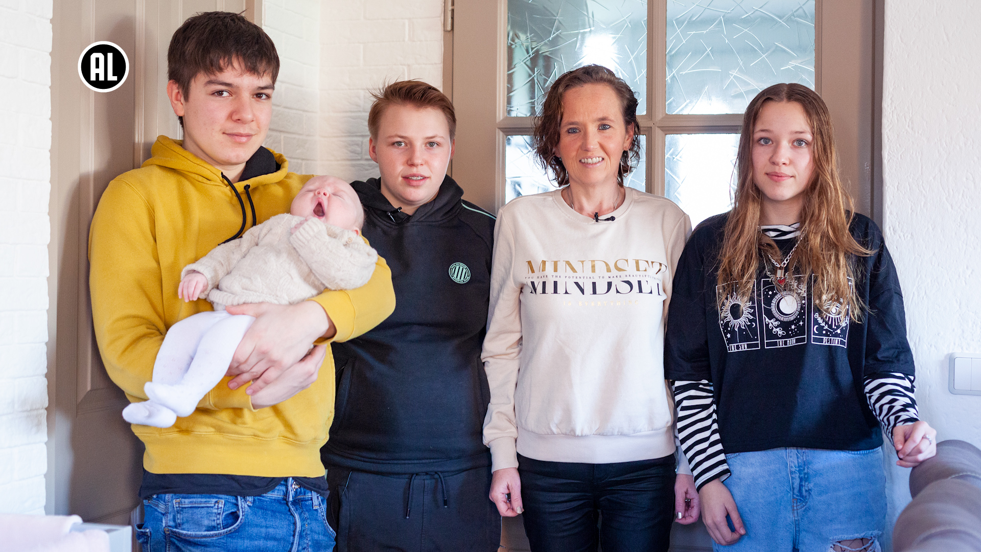 Vier Handen Op Eén Buik - BNNVARA